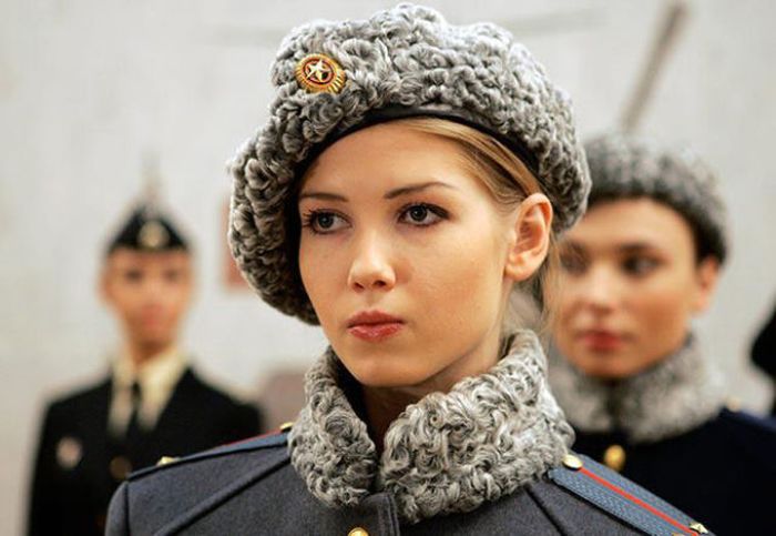Beautiful-Female-Army-Soldiers-018 - FunCage